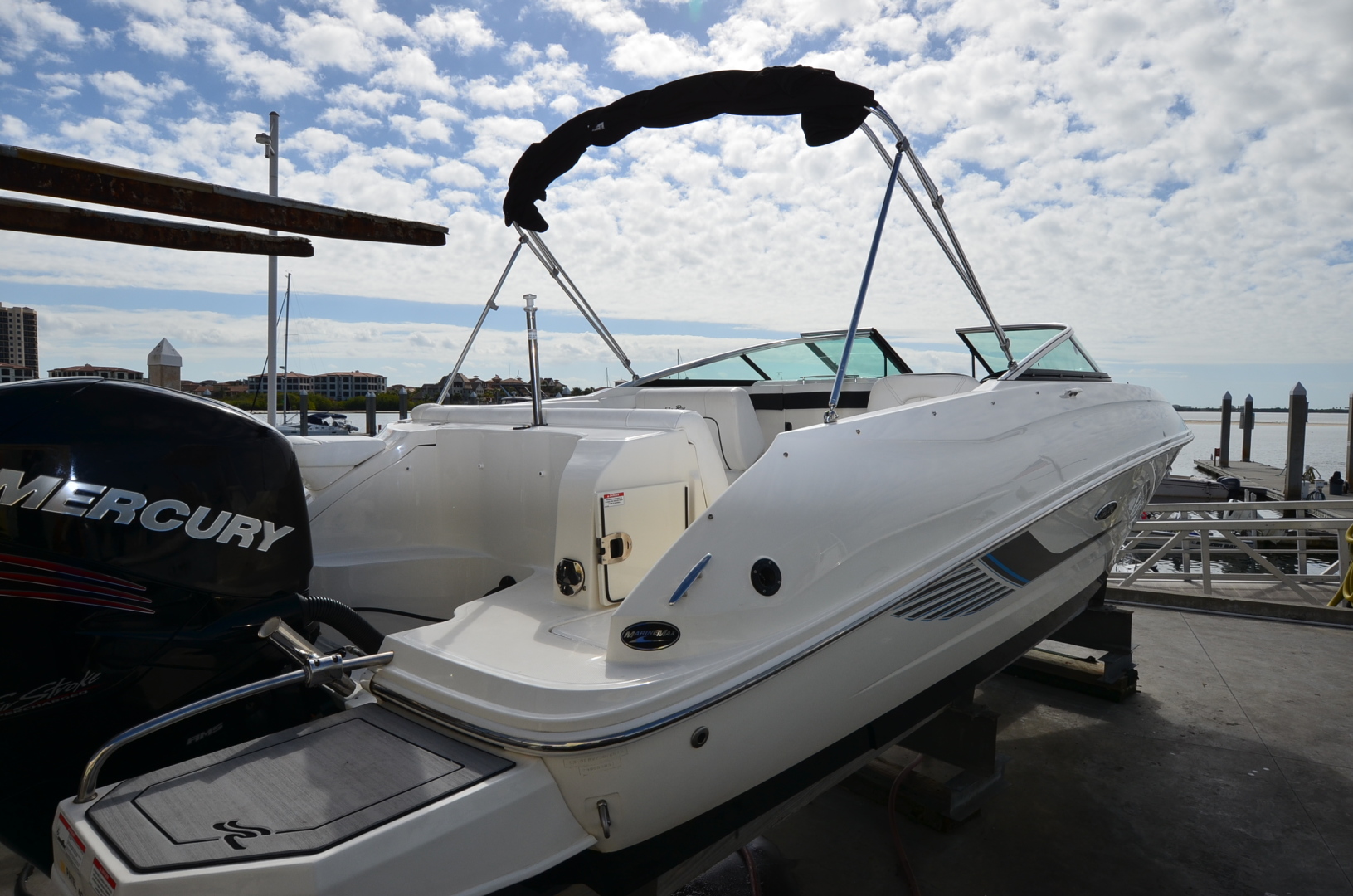 24' 2015 Sea Ray 240 Sundeck Outboard | Tampa Yacht Sales