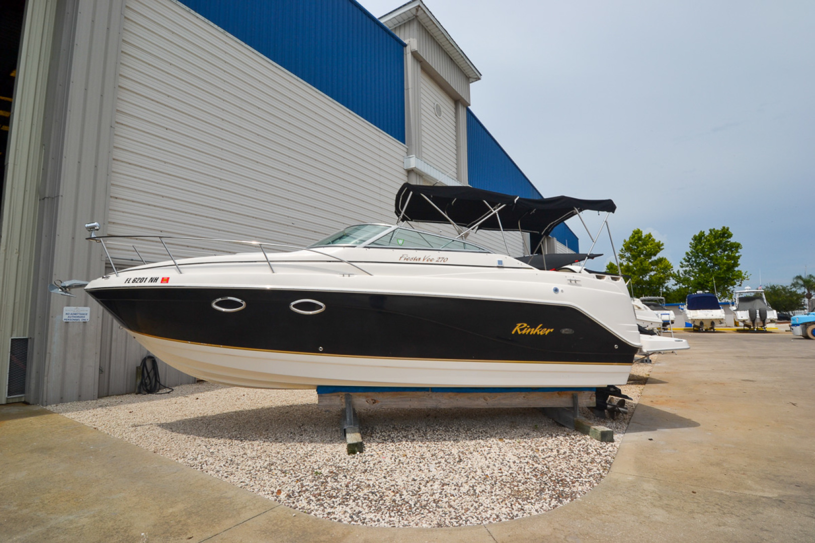 27' 2005 Rinker 270 Fiesta Vee | Tampa Yacht Sales