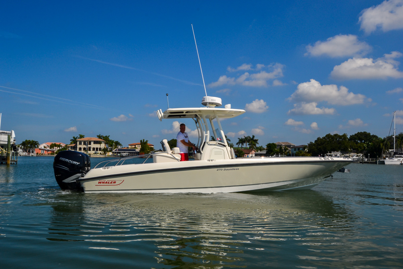 27' 2015 Boston Whaler 270 Dauntless | Tampa Yacht Sales
