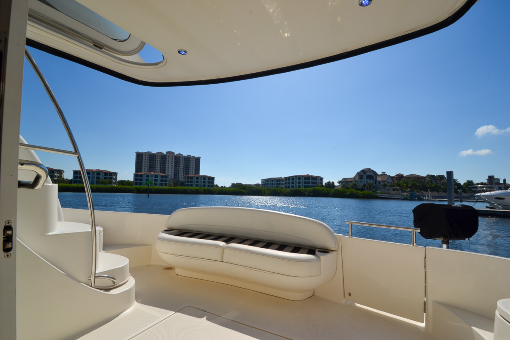 40' 2008 Meridian 391 Sedan Bridge | Tampa Yacht Sales